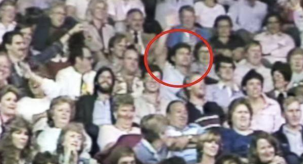 🌈Johnny Carson asked the audience whether they could play the piano ...